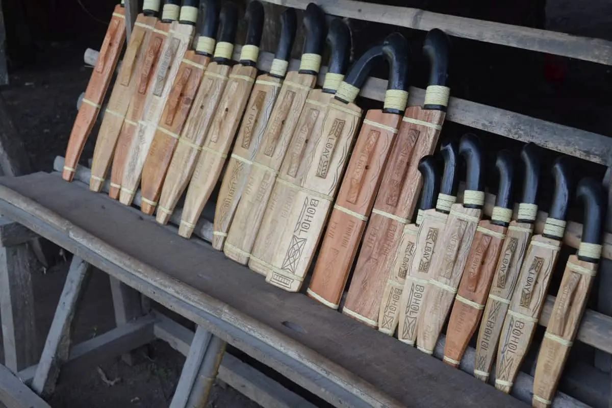 What is a Bolo Knife? Is It Different From Machetes?! - Knife Pulse